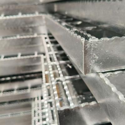 China Heavy Duty Steel Grating 32x5mm Hot Dip Galvanized Drainage Ventilation Industrial Flooring for sale
