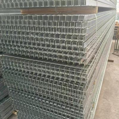 China Custom Welded Steel Grid Mesh Non Slip Heavy Duty 30mm 40mm Spacing for Industrial Flooring for sale