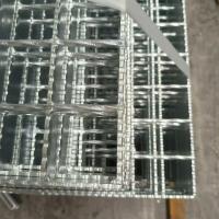China Heavy Duty Galvanized Saw Tooth Steel Grating 2mm Thickness 40mm Bearing Bar Spacing for sale