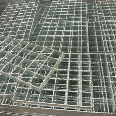 China Galvanized Serrated Steel Grating 32x5mm Heavy Duty Anti Slip Drainage for sale