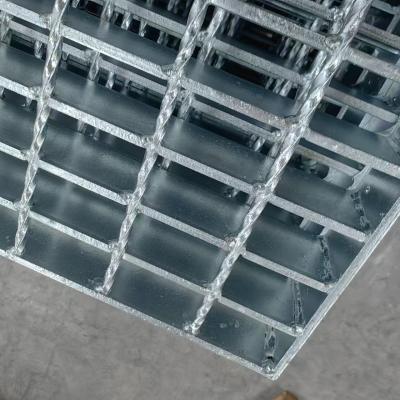 China 1.8m Press Locked Steel Grating Crowd Control Fencing Hot Dipped Galvanized Round Pattern for sale