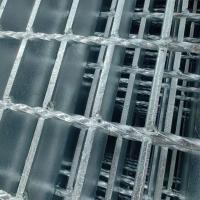 China 1.8m Press Locked Steel Grating Crowd Control Fencing Hot Dipped Galvanized Round Pattern for sale