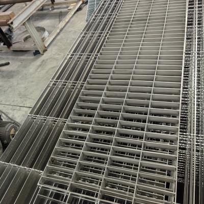 China 3mm Cross Bar Non Slip Industrial Welded Steel Grating 30mm Spacing YB/T4001.1-2007 for sale