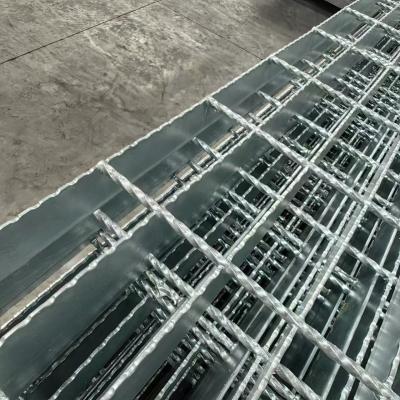 China Industrial Steel Floor Grating 30mm Bearing Bar Spacing Hot Dipped Galvanized 3mm Cross Bar for sale