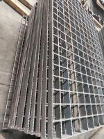 China Welded Industrial Steel Grating 3mm Cross Bar Hot Dipped Galvanized 1000x1000mm for sale
