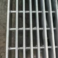 China Silver Surface Industrial Steel Grating Machine Pressure Welded Easy Installations Since 1990 for sale