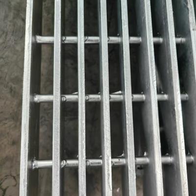 China Silver Surface Industrial Steel Grating Machine Pressure Welded Easy Installations Since 1990 for sale