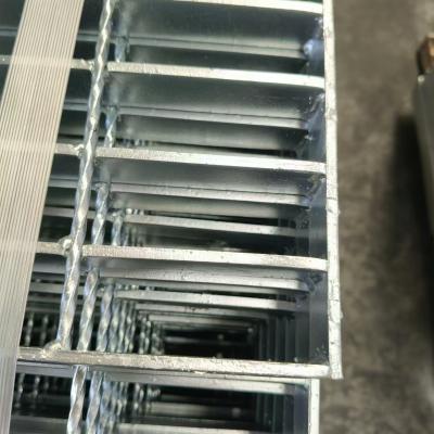 China Carbon Steel Steel Grating 30mm Flat Steel Spacing 50mm Bar Spacing for Harsh Environments for sale