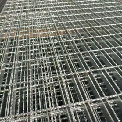 China Powder Coated Steel Grating 32x5mm Heavy Duty Anti Slip Drainage Grating YB/T4001-2007 for sale