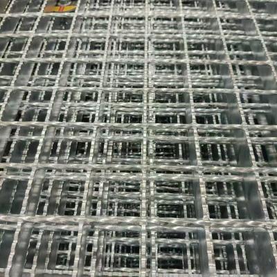 China Industrial Steel Grating Heavy Duty 32x5mm Load Bearing 30-50mm Pitch for sale