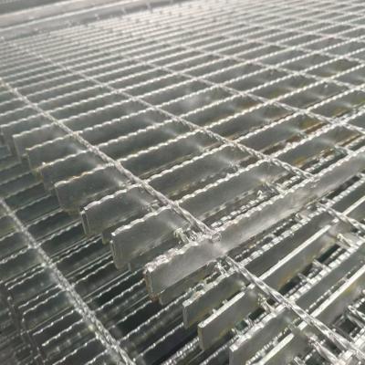 China Steel Grating Heavy Duty 32x5mm Bearing Bar Pitch 30mm 40mm Slip Resistant Drainage for sale