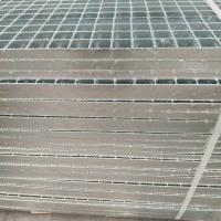 China Steel Grating Heavy Duty 32x5mm Bearing Bar Pitch 30mm 40mm Slip Resistant Drainage for sale