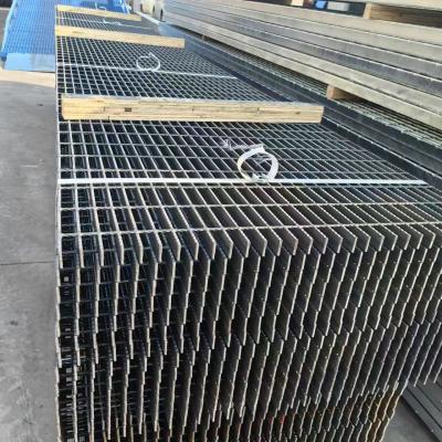 China Galvanized Expanded Metal Sheet 30mm x 10mm Opening Heavy Duty Steel Mesh for sale