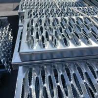 China Galvanized Steel Expanded Metal Sheet 30mm x 10mm Opening 1.5mm Strand Thickness for sale