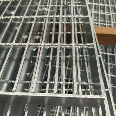 China Welded Steel Grating 25x5mm Bearing Bar Hot Dip Galvanized Anti Slip Walkway Platform for sale