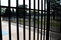 China Custom Chain Link Fence Galvanized Round Post Metal Fencing 100 Sets MOQ for sale
