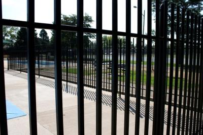 China Custom Chain Link Fence Galvanized Round Post Metal Fencing 100 Sets MOQ for sale