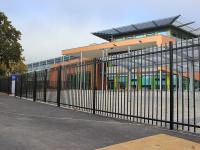 China Custom Chain Link Fence Galvanized Round Post Metal Fencing 100 Sets MOQ for sale