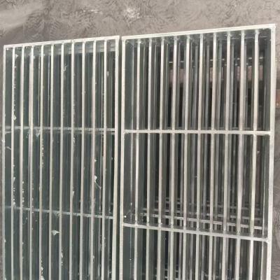 China Hot Dip Galvanized Steel Grating 30x5mm Bearing Bar Heavy Load Industrial Flooring for sale