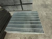China Hot Galvanized Industrial Steel Grating 1000x1000mm 30mm Bearing Bar Spacing YB/T4001.1-2007 for sale