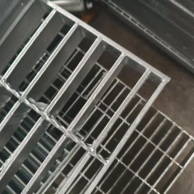 China Heavy Duty Serrated Galvanized Steel Grating Trench Cover 30mm Pitch for sale