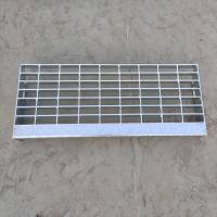 China Steel Step Tread Grating G303/30/100 25mm-50mm Height Heavy Duty Serrated for sale