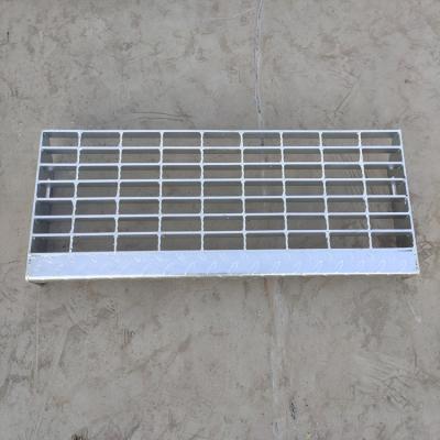 China Steel Step Tread Grating G303/30/100 25mm-50mm Height Heavy Duty Serrated for sale