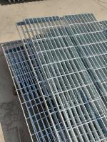 China Serrated Steel Grating YB/T4001-2007 Heavy Duty Load Bearing 32x5mm Anti-Slip for sale