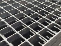 China Serrated Steel Grating YB/T4001-2007 Heavy Duty Load Bearing 32x5mm Anti-Slip for sale