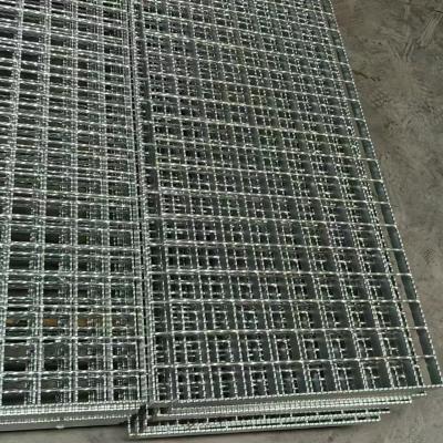 China Serrated Steel Grating 30mm Bearing Bar Pitch Heavy Duty YB/T4001-2007 OEM for sale