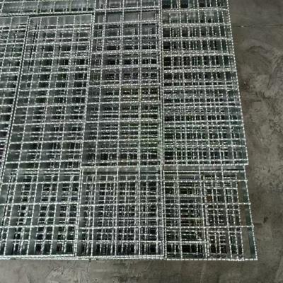 China Serrated Steel Grating Heavy Duty Load Bearing 30mm 40mm Spacing OEM for sale