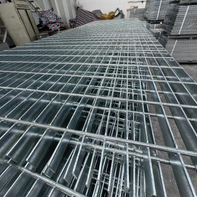 China Industrial Steel Grating Welding 30mm Bearing Bar Spacing Stainless Steel Floor Decking for sale