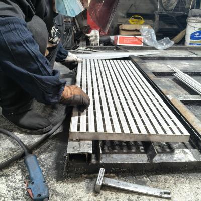 China Polished Q235 Steel Bar Grille 32x5mm Load Bar Heavy Duty Walkway Grating for sale