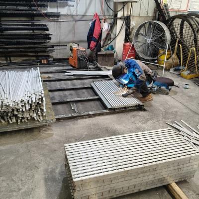 China Stainless Steel Grating Q235 Load Bar 32x5mm Earing Bar Pitch 30mm Anti-Slip Walkway for sale