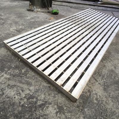 China Stainless Steel Grating Q235 32x5mm Load Bar 30mm Pitch Anti-Slip Walkway for sale