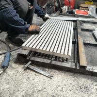 China Stainless Steel Grating Q235 32x5mm Load Bar 30mm Pitch Anti-Slip Walkway for sale