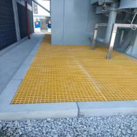 China Customized Shape Molded Fiberglass Grating Panels 38x38x38mm for Heavy-Duty Industrial Platforms for sale