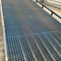 China Industrial Steel Grating 50mm Bar Spacing 1050mmx6000mm Heavy Duty Serrated Hot Galvanized for sale