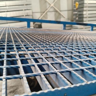 China Industrial Steel Grating 50mm Bar Spacing 1050mmx6000mm Heavy Duty Serrated Hot Galvanized for sale