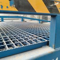 China Industrial Steel Grating 50mm Bar Spacing 1050mmx6000mm Heavy Duty Serrated Hot Galvanized for sale