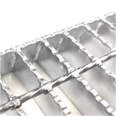 China Hot Dip Galvanized Industrial Steel Grating Heavy Duty 100mm Cross Bar Spacing Anti-Slip for sale
