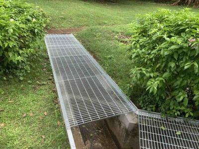 China Galvanized Steel Grating 25x3mm to 50x3mm Custom Sizes for Industrial Flooring for sale