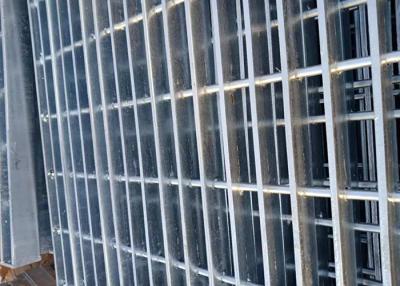 China Hot Dip Galvanized Steel Grating 25x5mm Bearing Bar 30mm Pitch Industrial Flooring for sale