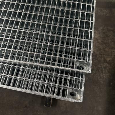 China Industrial Steel Grating 30x3mm Load Bearing Bars 30mm Spacing Hot Dip Galvanized for sale