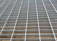 China Heavy Duty Welded Steel Grating Stair Treads - 25x3mm to 100x10mm Bearing Bars with 83.3% Drainage Area for sale