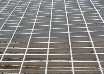 China Heavy Duty Welded Steel Grating Stair Treads - 25x3mm to 100x10mm Bearing Bars with 83.3% Drainage Area for sale