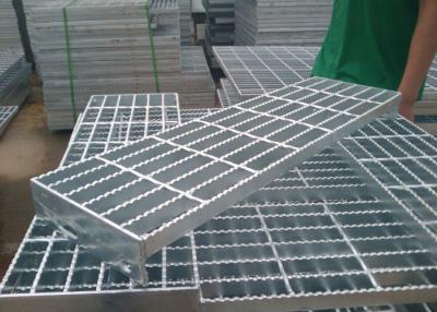 China Industrial Steel Stair Treads Grating T2 - G254/30/100 Specification with 760mm Length and 260mm Width for sale