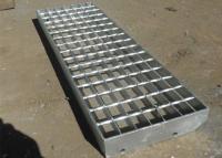 China Industrial Steel Stair Treads Grating T2 - G254/30/100 Specification with 760mm Length and 260mm Width for sale