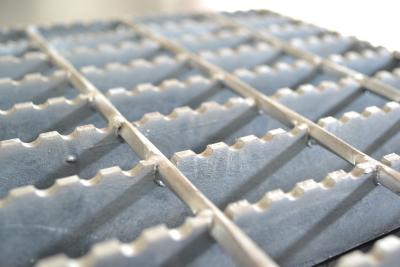 China Serrated Galvanized Steel Grating 1000×6000mm with Painted Surface for Industrial Platforms for sale