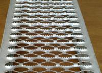 China Galvanized Steel Stair Treads Grating 260-900mm Width Custom Sizes with 10+ Year Lifespan for sale